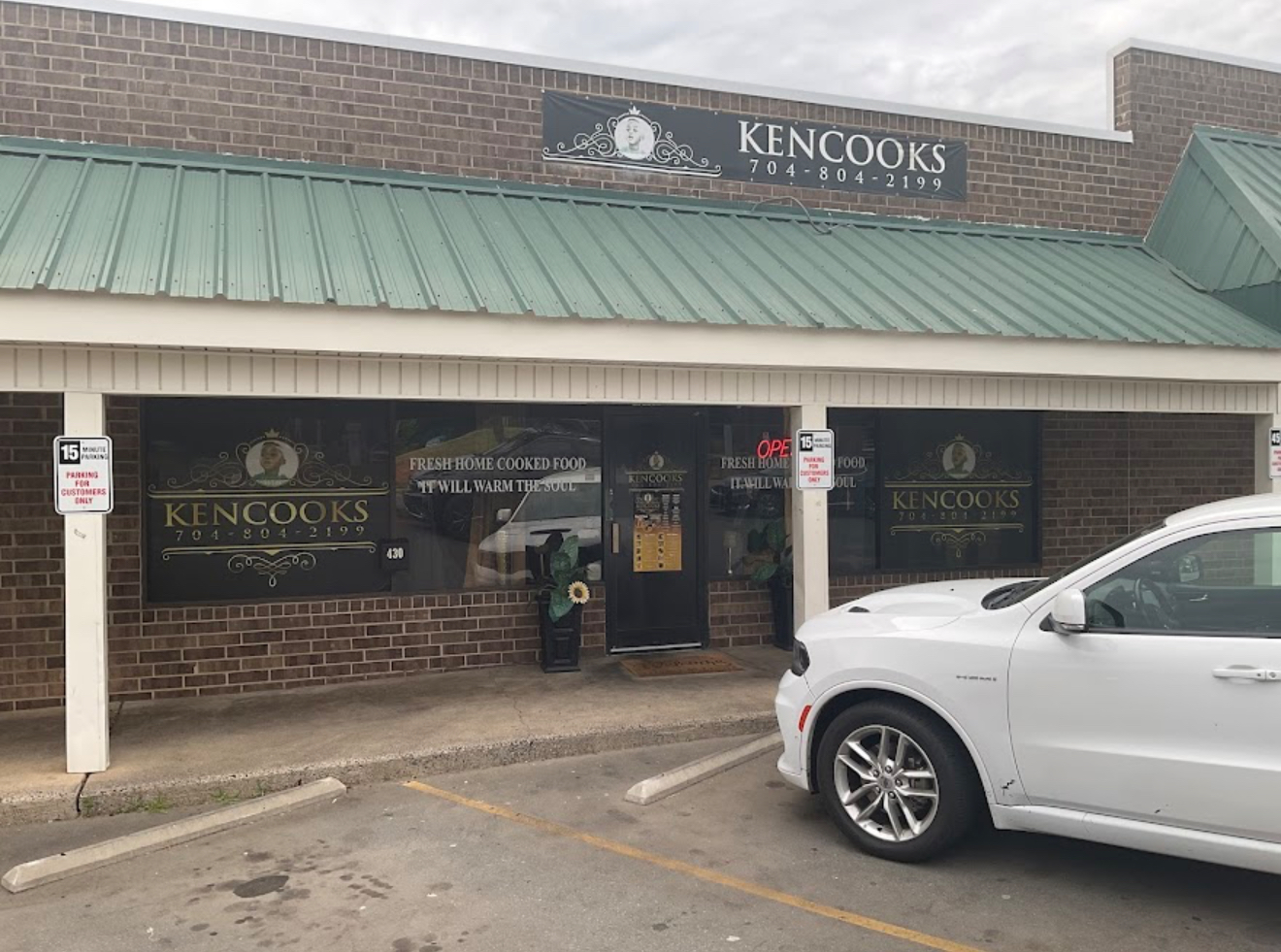 Bear Mace Sprayed In Ken Cooks Restaurant In Charlotte
